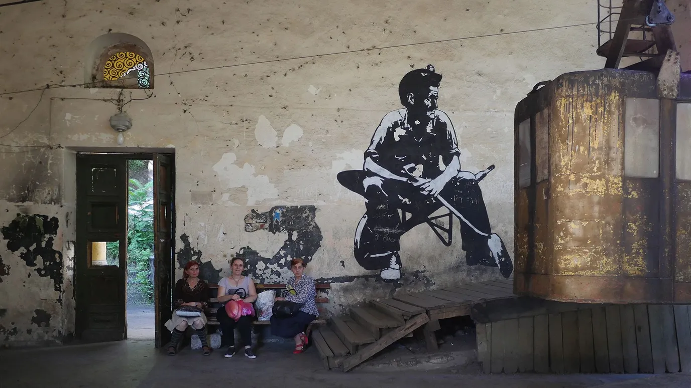 The rusty Soviet ‘flying cabins’ of Georgia - BBC Reel