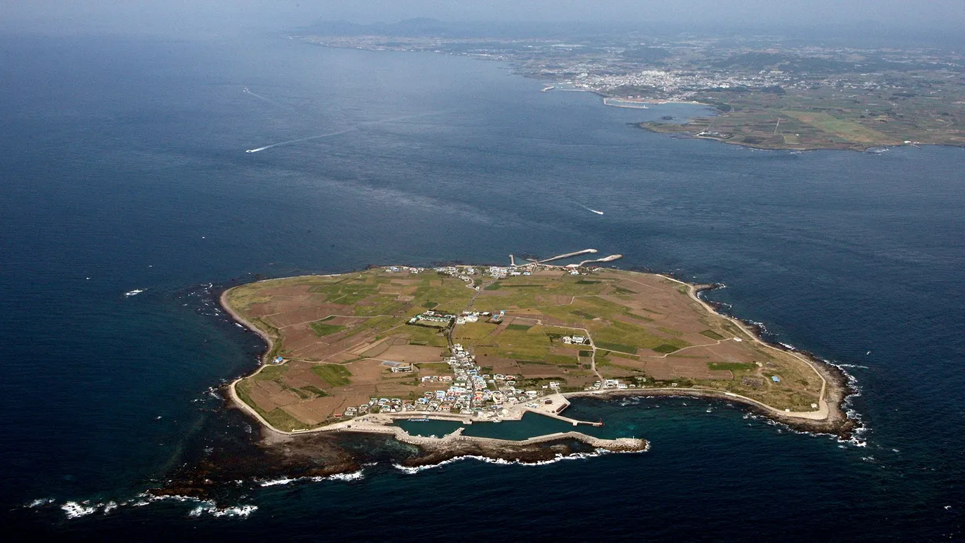 The tiny island becoming a carbon neutral paradise - BBC Reel