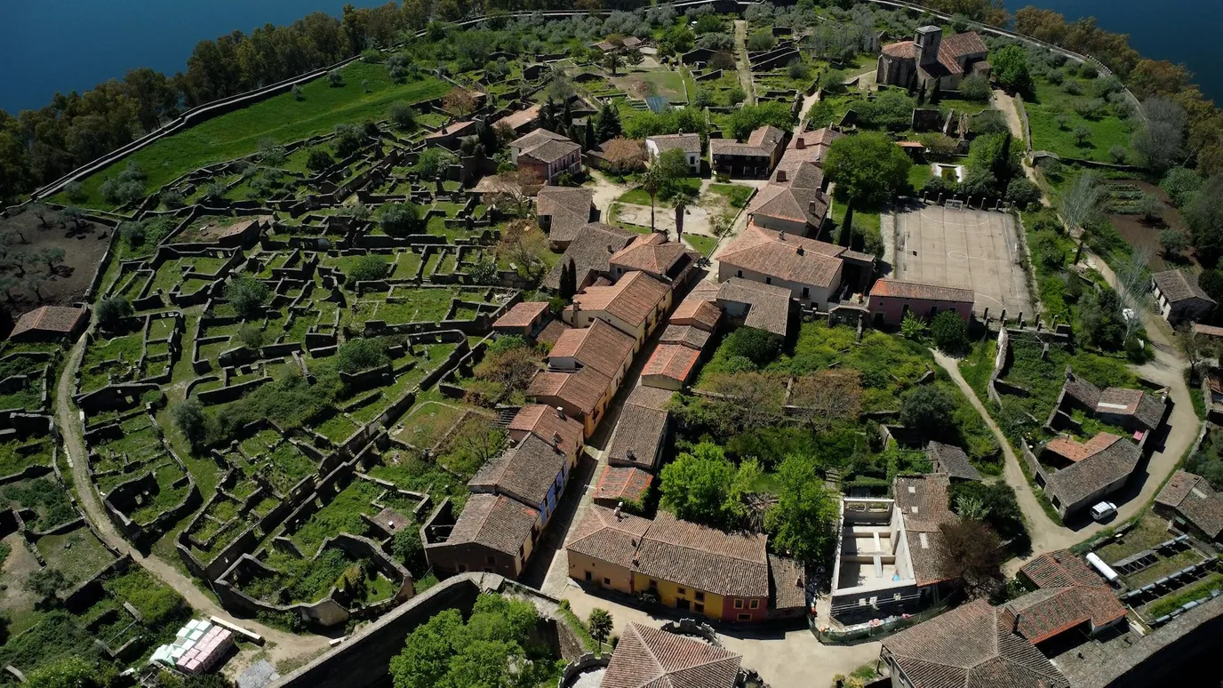 The Spanish 'ghost town' that should be underwater - BBC Reel