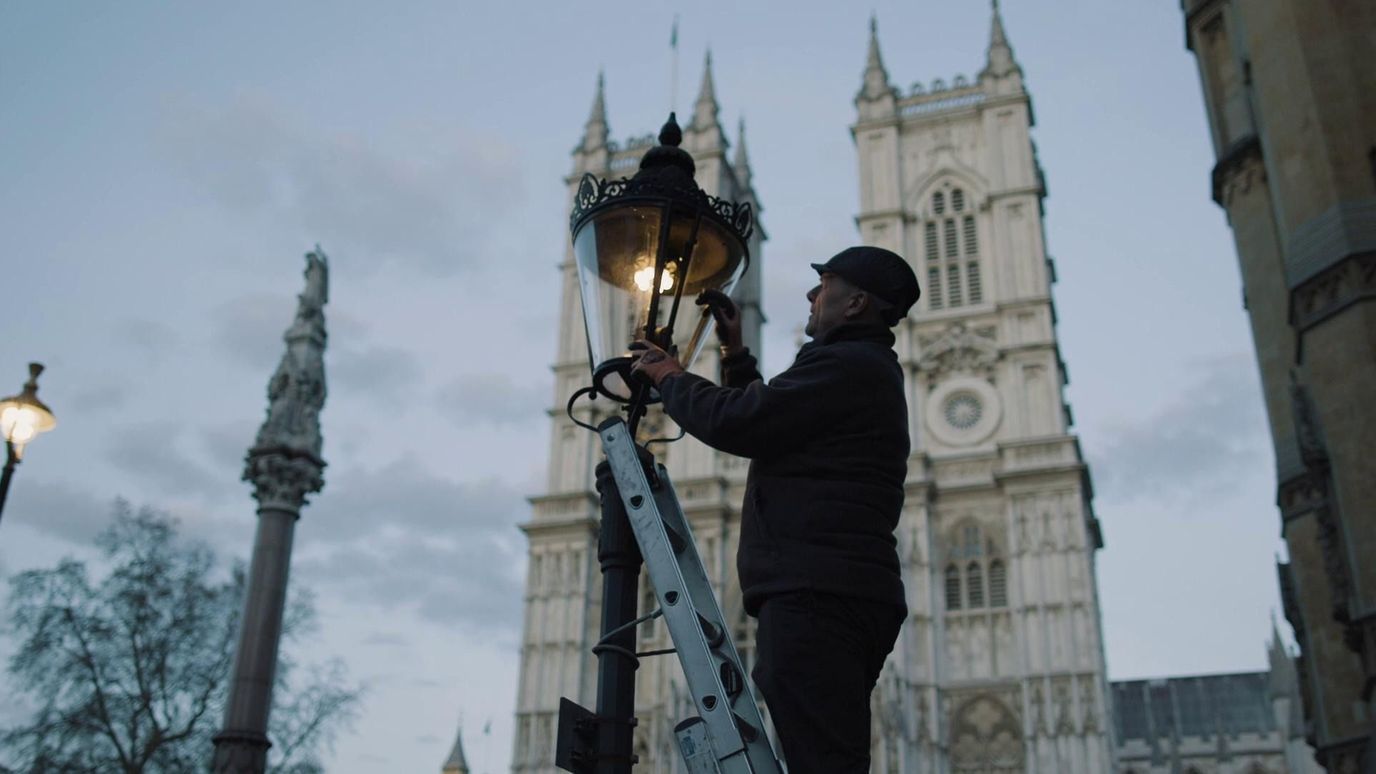 The last remaining lamplighters of London - BBC Reel