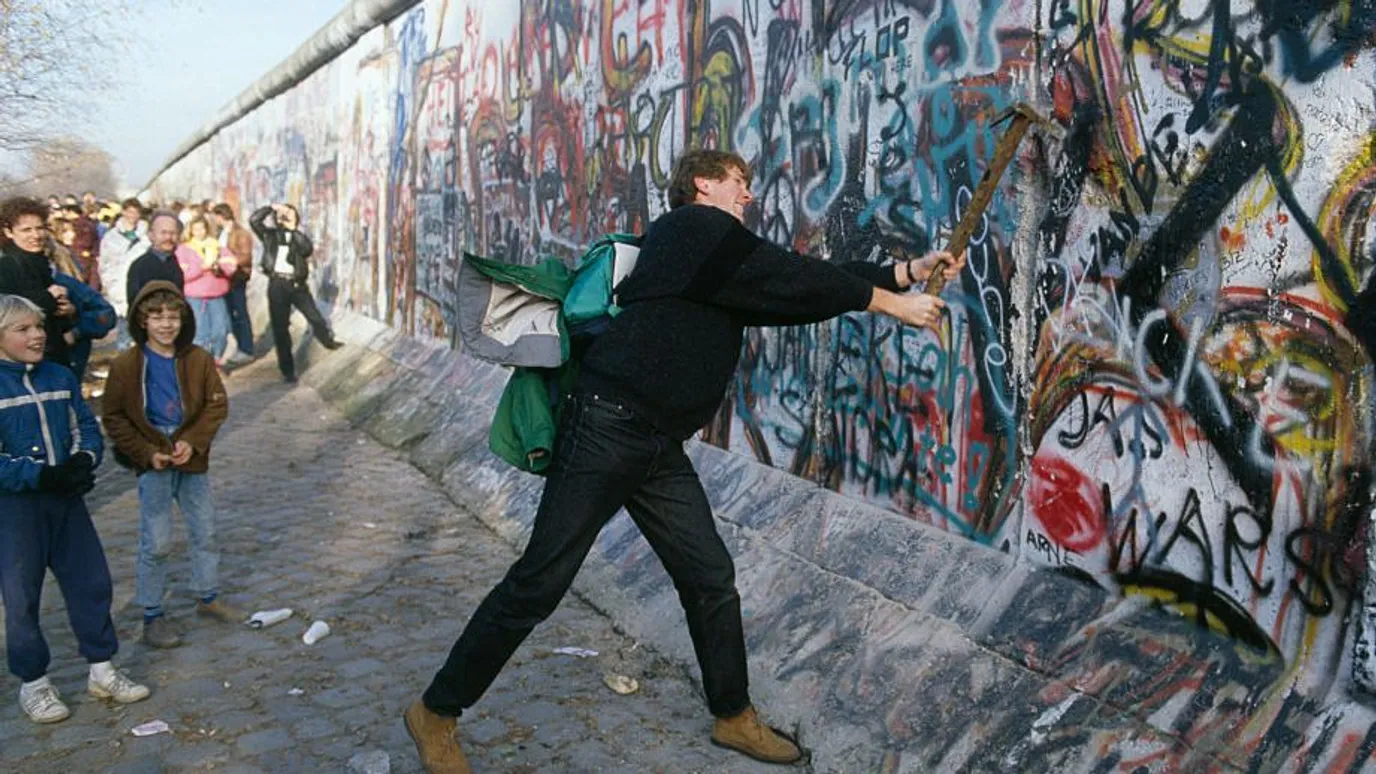 How the fall of the Berlin Wall inspired filmmakers - BBC Reel