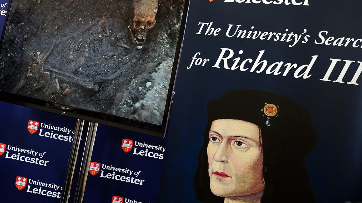 Richard III: The 'accidental' photo of a long-lost king - BBC Reel