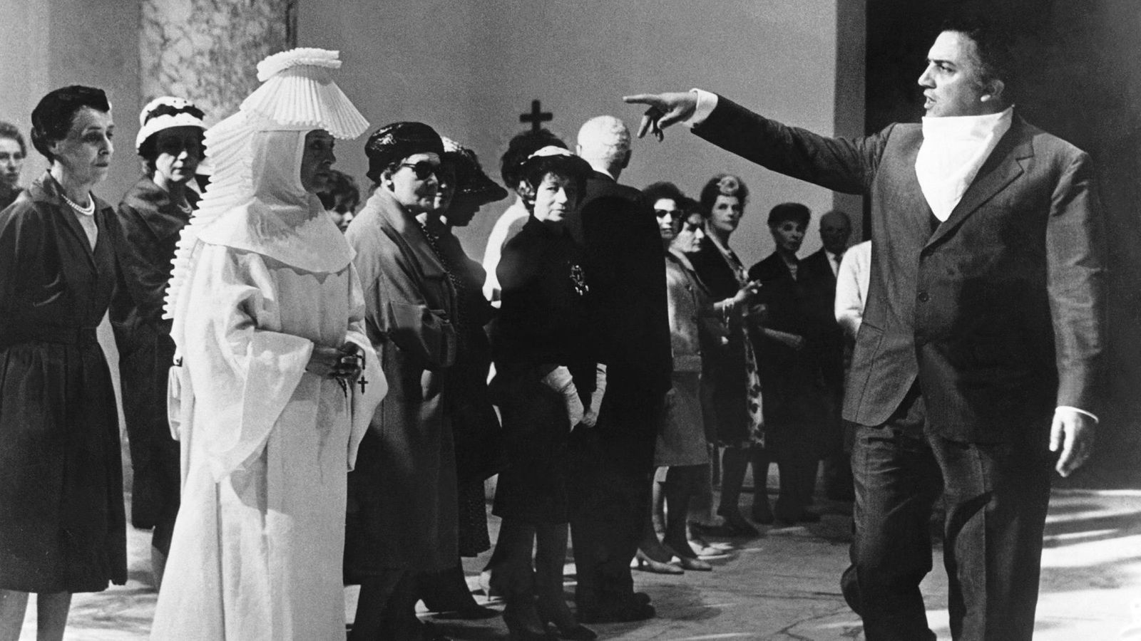 What makes Federico Fellini ‘the maestro’ of Italian cinema? - BBC Culture