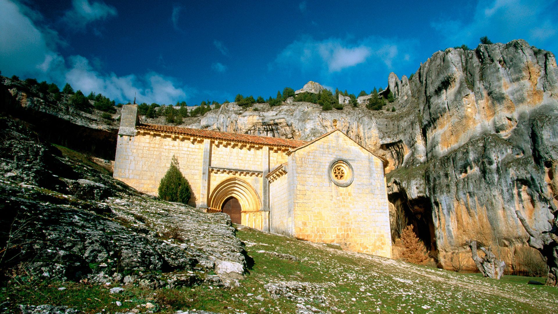 The mysterious 'inverted tower' steeped in Templar myth - BBC Reel