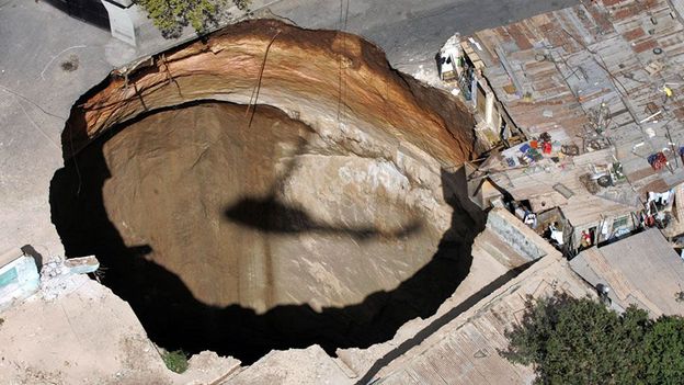 Sinkholes: Can we forecast a catastrophic collapse?