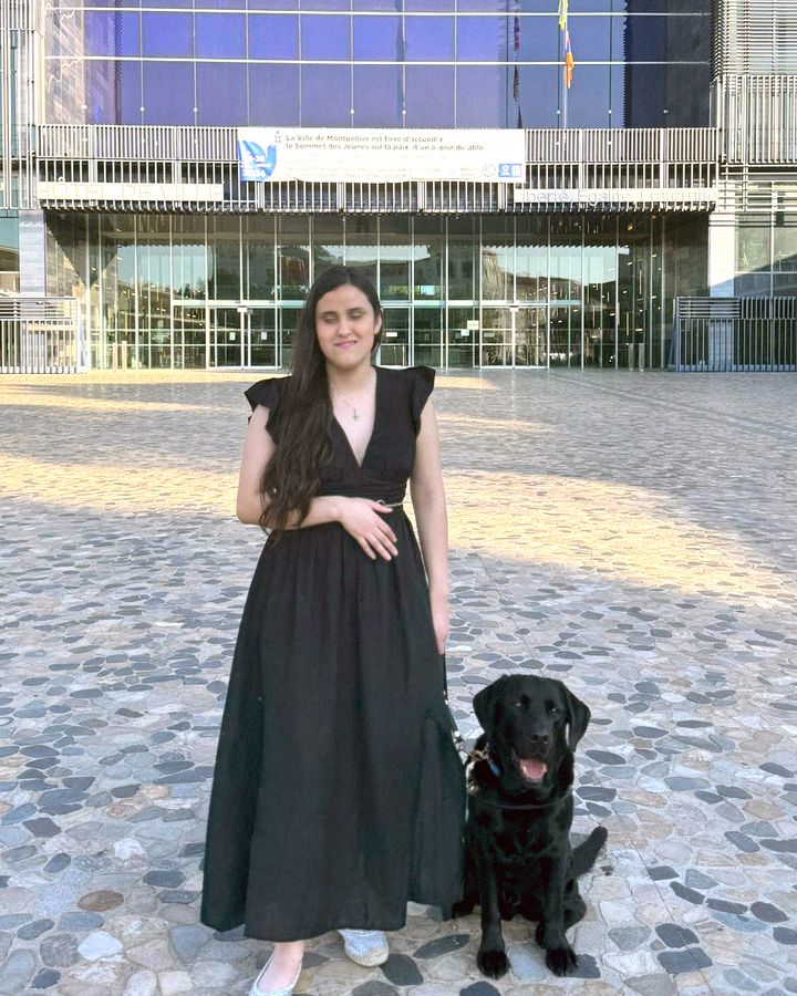 'AI mirrors' are changing the way blind people see themselves - BBC Future