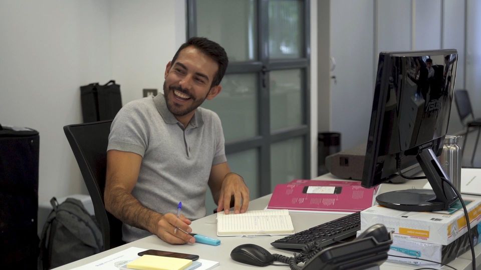 The rise of the 'micro-cubicle' - BBC Reel