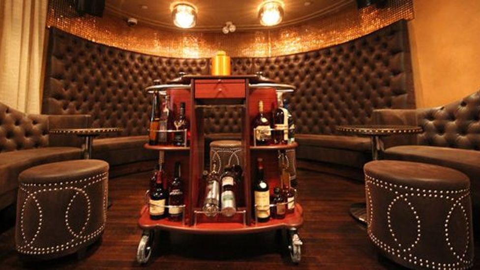 New York City's tableside cocktails - BBC Travel