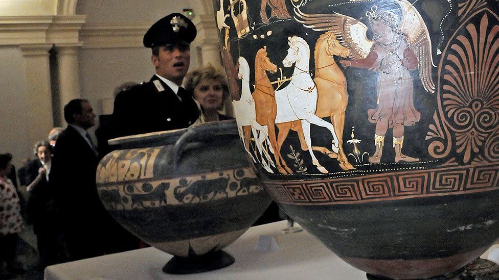 Art looting and smuggling: A deadly business - BBC Culture