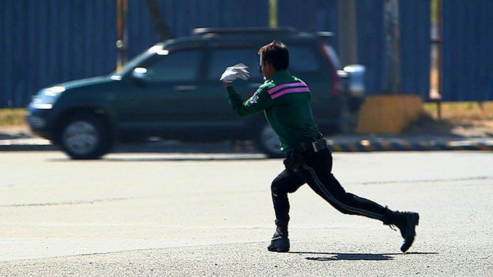 On the beat with Manila's dancing policeman - BBC Travel
