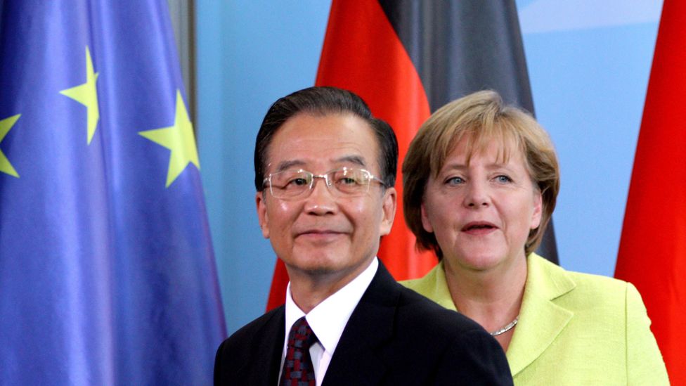 Schmoozing like a winner: A guide to networking Davos-style - BBC Worklife