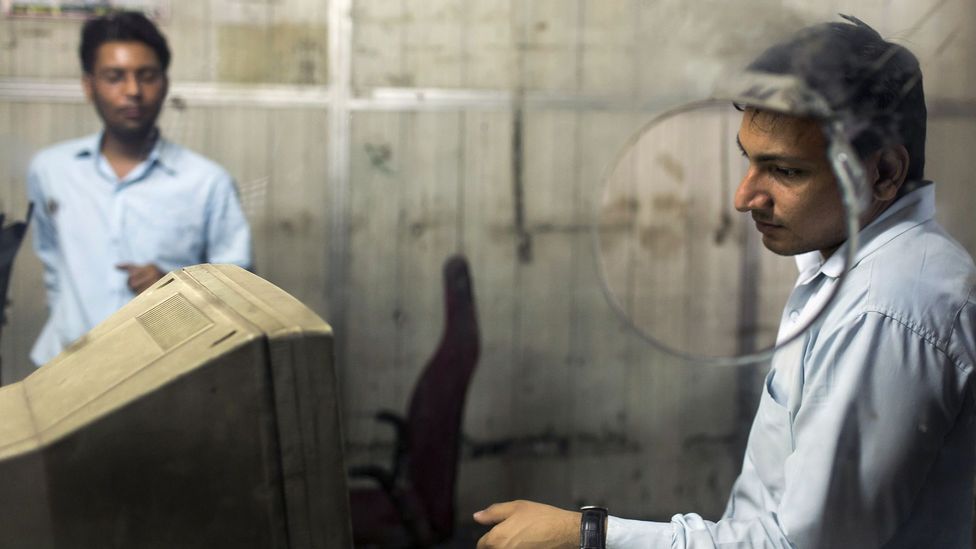 The jobs in India that attract thousands of applicants - BBC Worklife