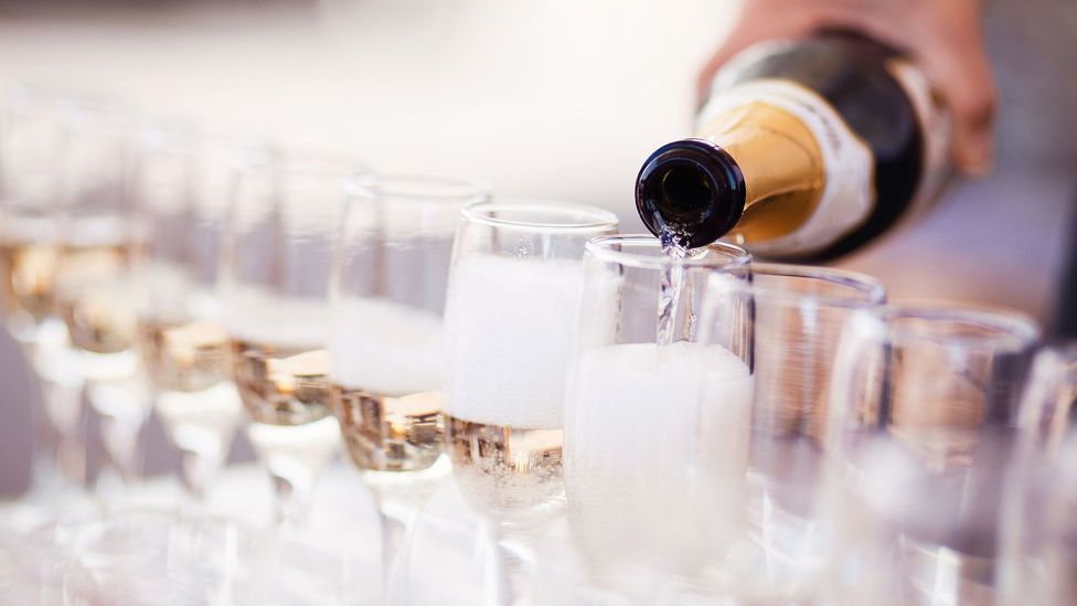 The chemistry that gives champagne its famous fizz - BBC Future