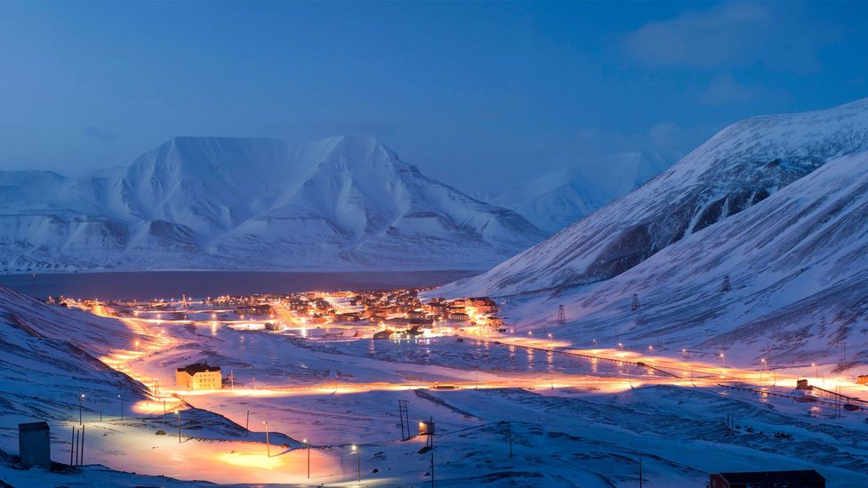 Otherworldly photos of an Arctic city - BBC Reel