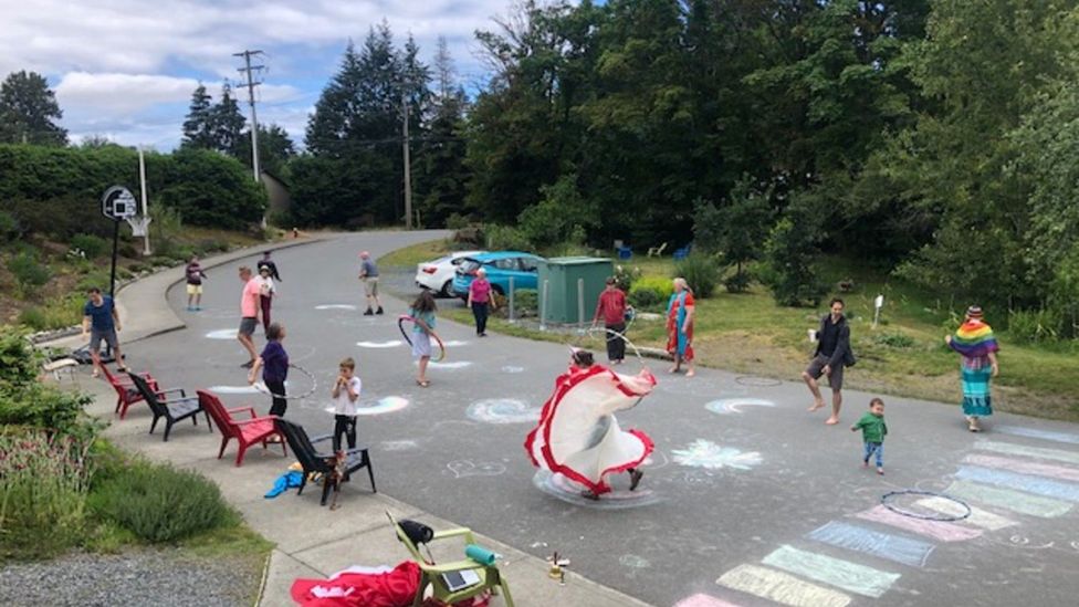 How communal-living groups are riding out the pandemic - BBC Worklife